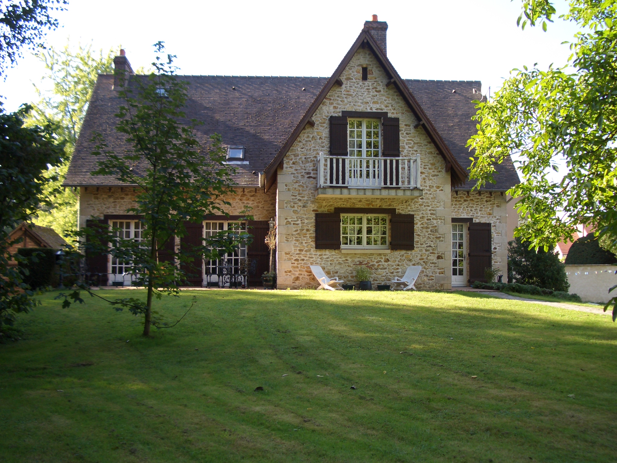 Construction d'une maison d'habitation en pierre de meulière | sas Deotto
